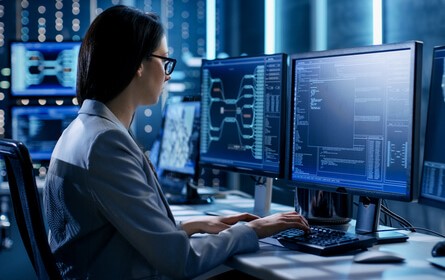 woman_system_engineer_STEM_shutterstock_669226090_crop | Cinsa